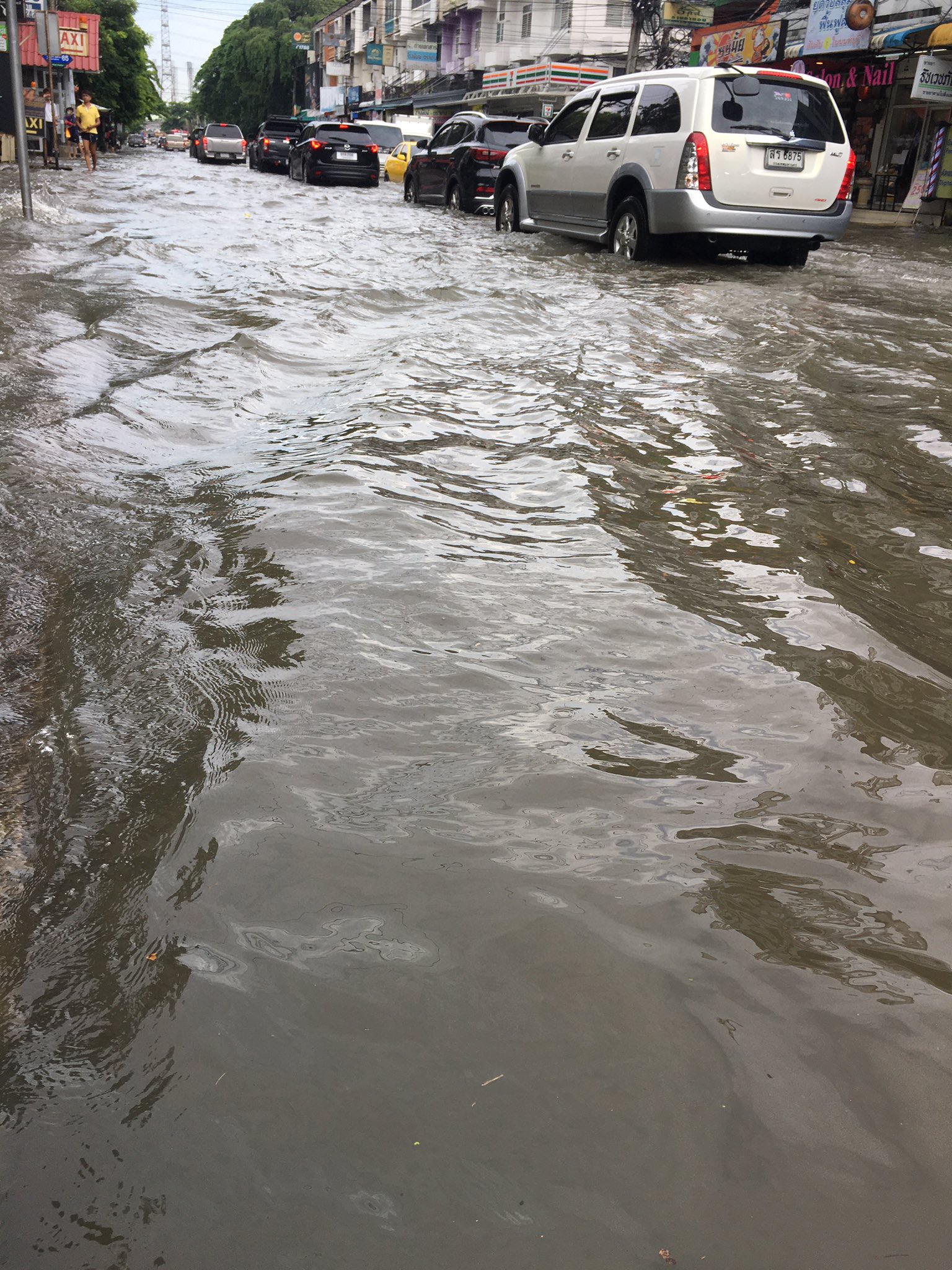 JS100 on Twitter: "RT@bapspp 15:09 #ซอยสามัคคี มีน้ำท่วมสูงขังรถเล็กไม่ควรผ่าน…