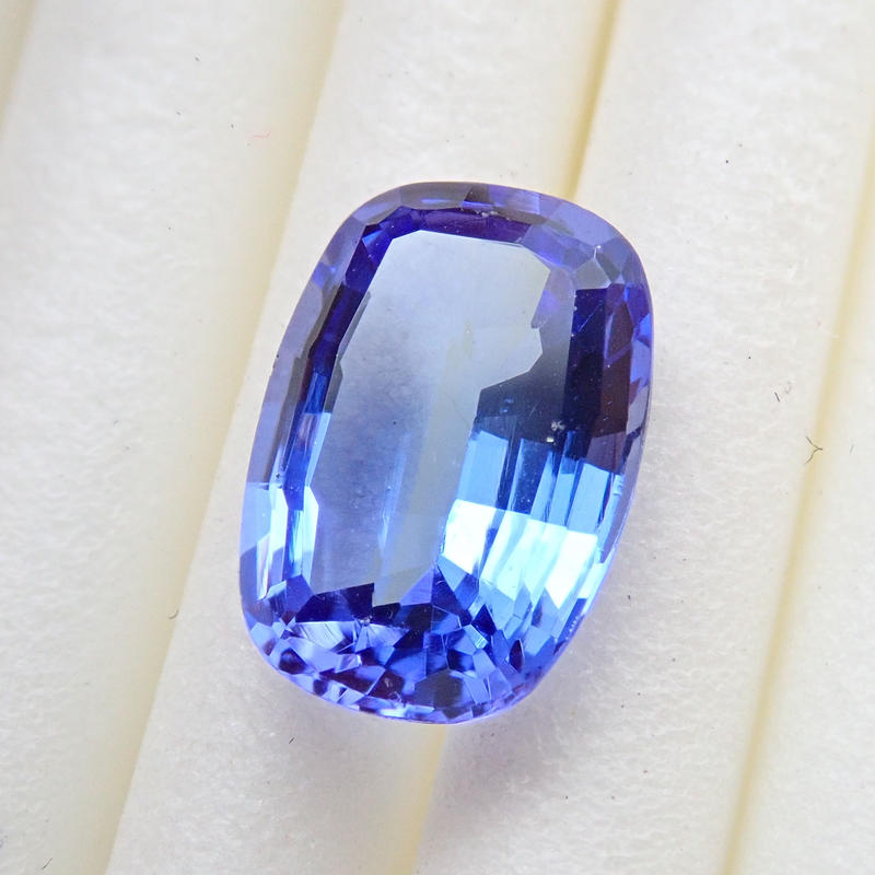 KARATZ（カラッツ）公式 on Twitter: "気持ちがすーっと落ち着いていく、澄んだブルーの輝き😌 人気があるのも頷けます😊（タンザナイト）…