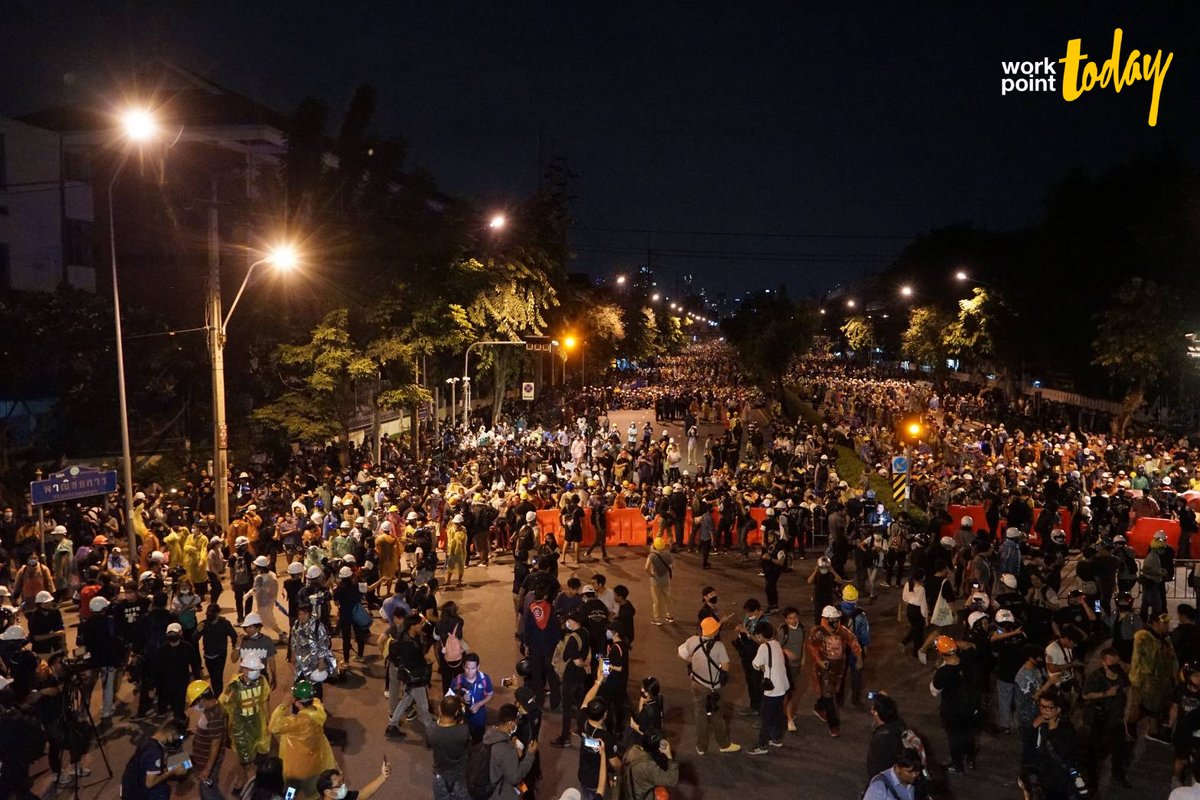 workpointTODAY on Twitter: "20.38 น. กลุ่มผู้ชุมนุมกำลังนำแผงกั้นมากางเพื่อเป็นแนวป้องกันให้ผู้ ...