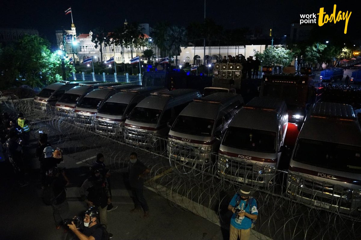 workpointTODAY on Twitter: "20.38 น. กลุ่มผู้ชุมนุมกำลังนำแผงกั้นมากางเพื่อเป็นแนวป้องกันให้ผู้ ...