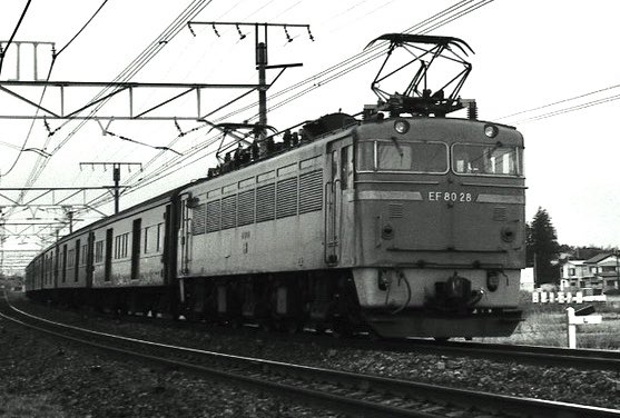 北鉄⭐️⭐️⭐️ on Twitter: "①ヒサシが付く前の原形スタイル 荷4043レ #EF80 28＋荷物車6B 1977年頃 天王台〜取手 ②ヒサシ付き 424レ 1982.07.11 ...