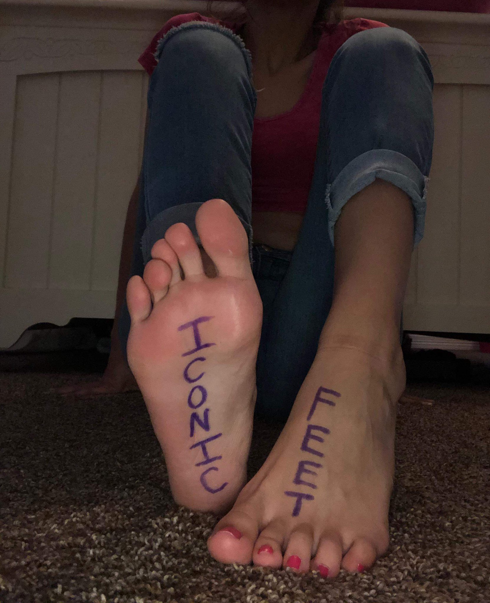 Iconic Feet on Twitter: "Love this girls feet. Find her on my fb group Iconic Feet https://t.co ...
