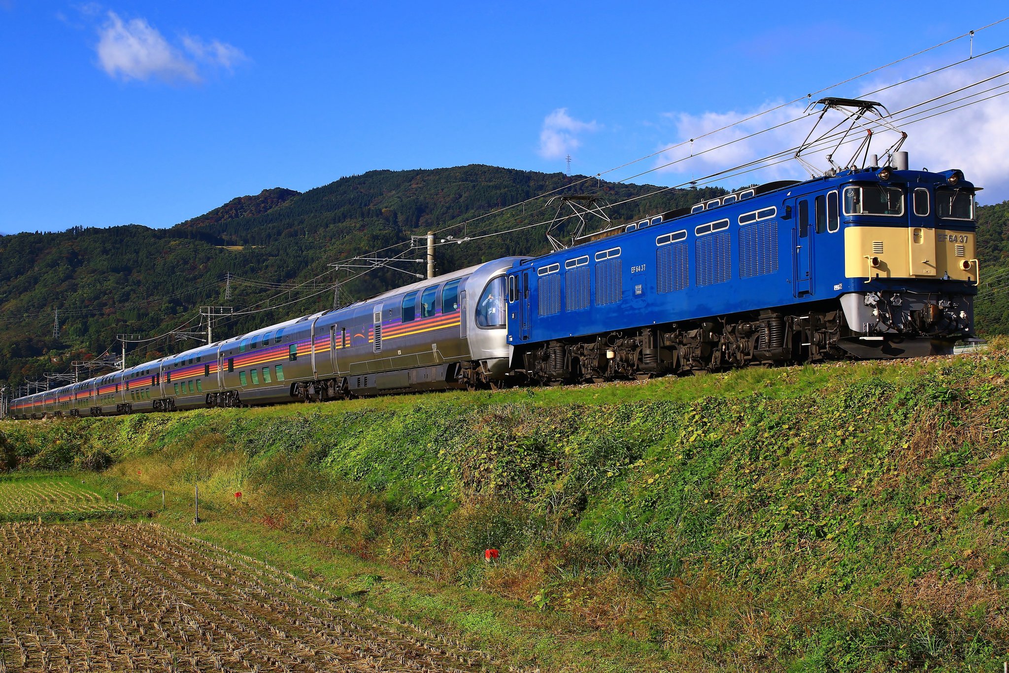 SHIN @中年金欠病、保々回復傾向 ️ on Twitter: "#9011レ #長野県 #カシオペア信州 2020年10月25日 信州カシオペア紀行9011レ EF64-37牽引E26系 ...