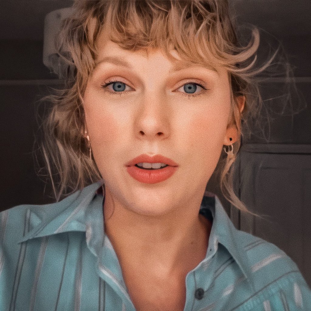 Taylor Swift With Curly Hair And Bangs