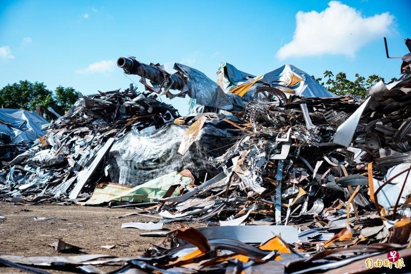 Taiwan: IFV disguised as construction equipment, tank disguised as ...