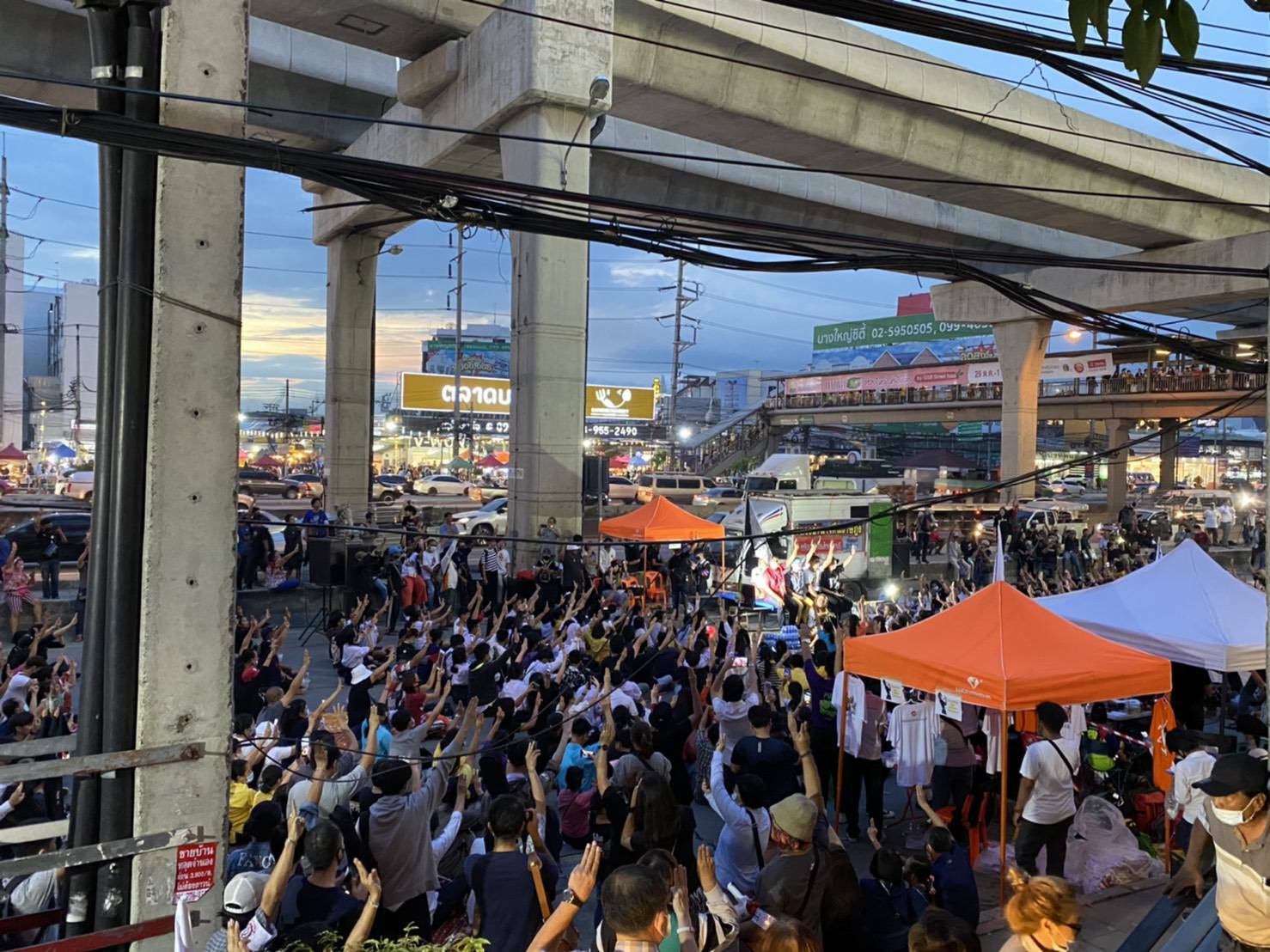 JS100 on Twitter: "ย้ำ... กลุ่มผู้ชุมนุมหน้าศูนย์การค้าเซ็นทรัลเวสเกต ถ.กาญจนาภิเษก ขาเข้า ปิด ...