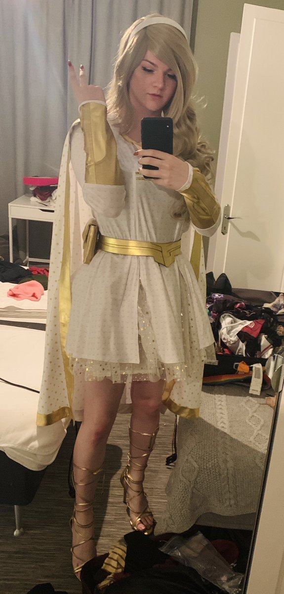 Twitch streamer and YouTuber F1NN5TER dressed as Starlight for ...