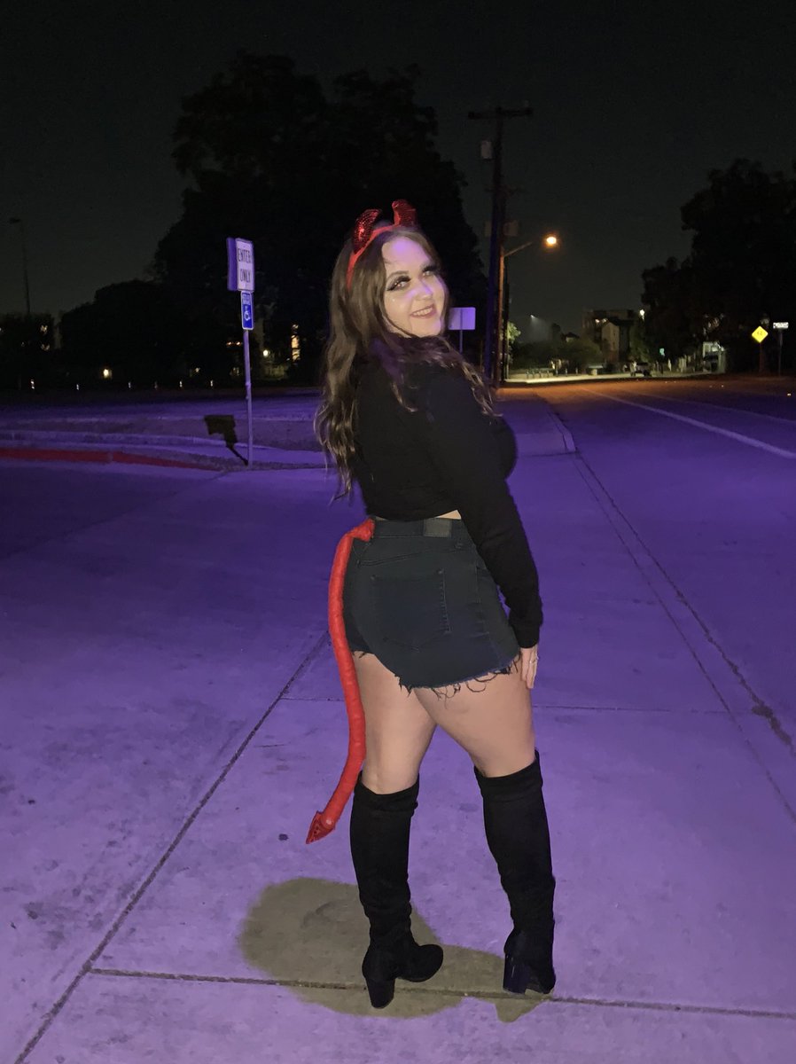 Mel. (4ever_camel_toe) - Tweets on iEmoji.com