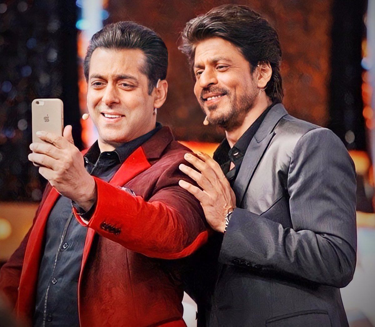 Salman Khan And Shahrukh Khan Hug