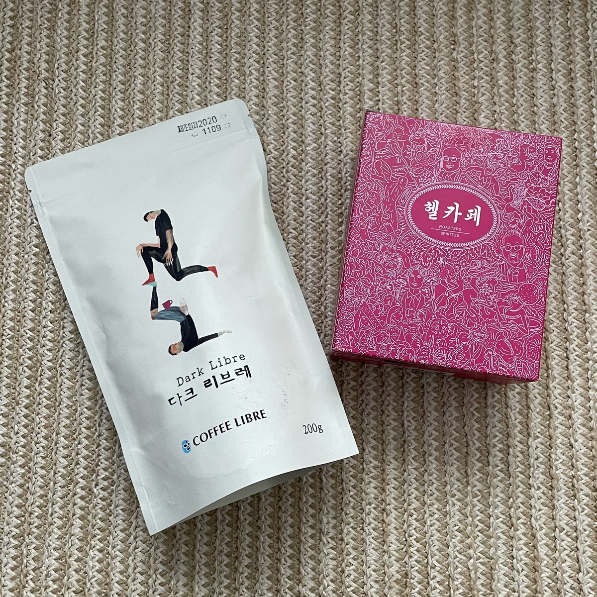 프로로 처음 찍은 사진🙄 좋아하는 드립백 커피 사면서 원두도 하나 샀다 바로 갈아서 내려 마시는 중인데 아주 묵직하구먼 이번 주말 책은 박민정 하루의 책장