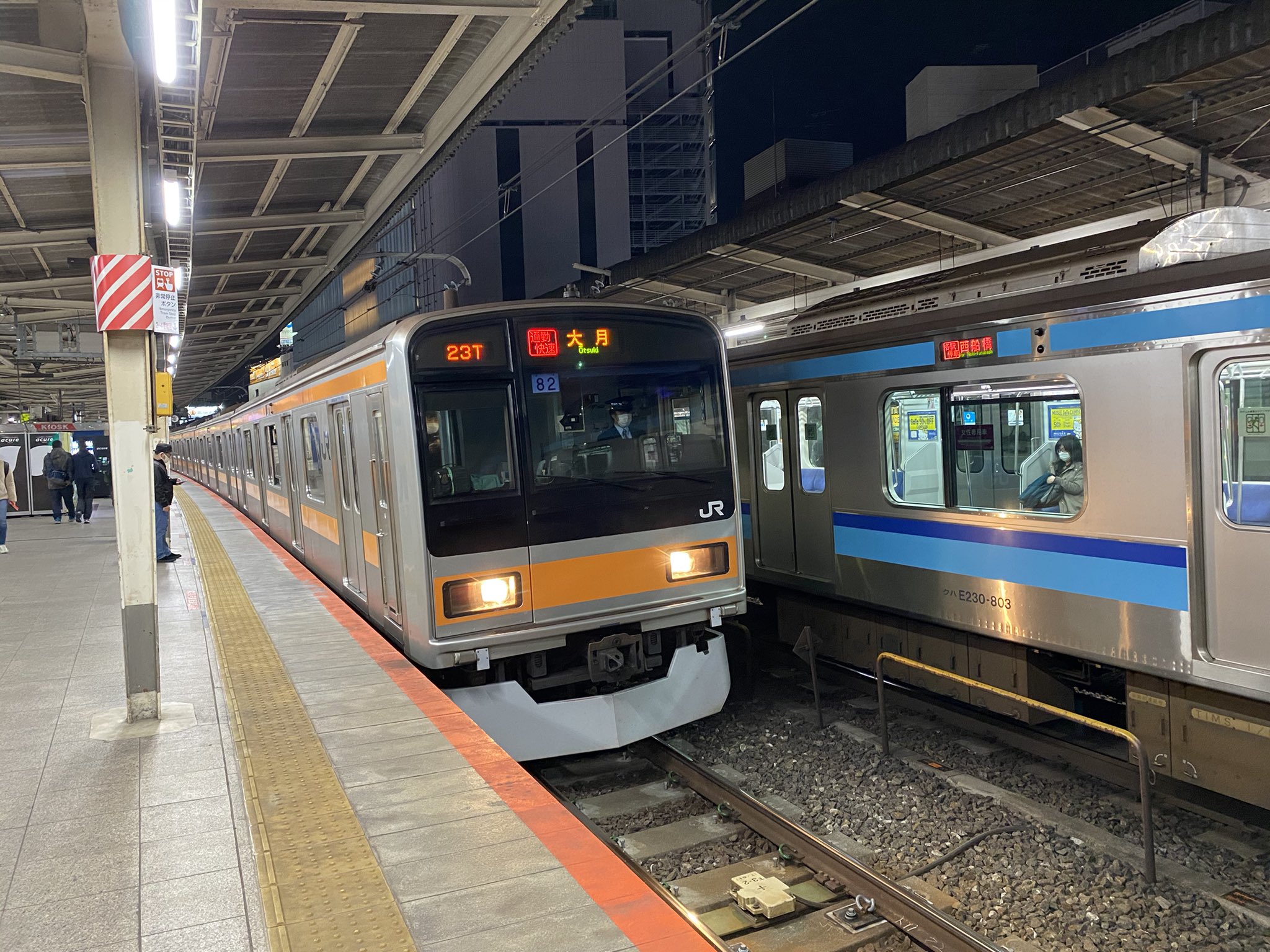 アクア📸 on Twitter: "多分外装が兄弟車 中央線の209系1000番台 通勤快速大月行きと 東西線直通用のE231系800番台 at吉祥寺駅 ちなみにレア度はSSR超級 https ...