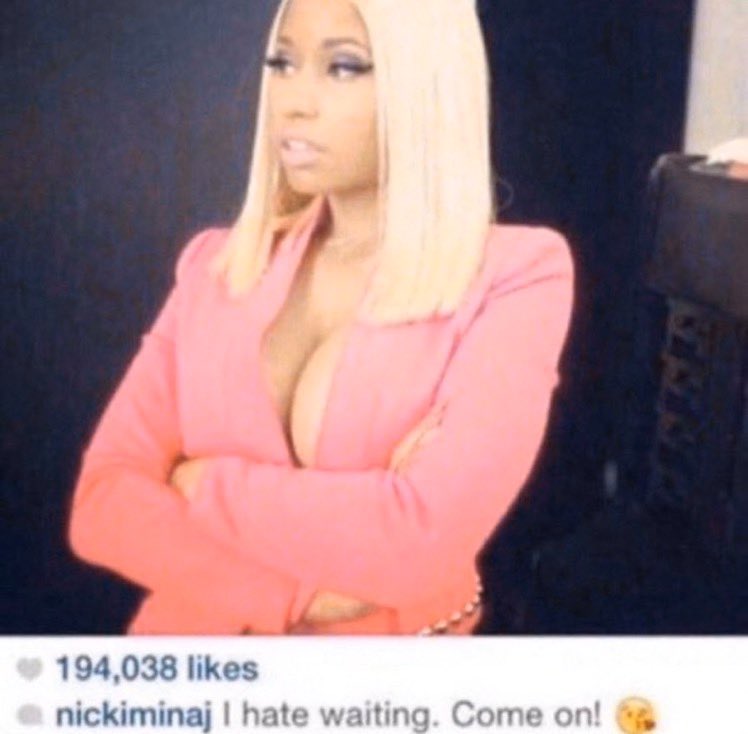 Rosalía spotted reading partitures in a Paris Coffee Shop. - Base - ATRL