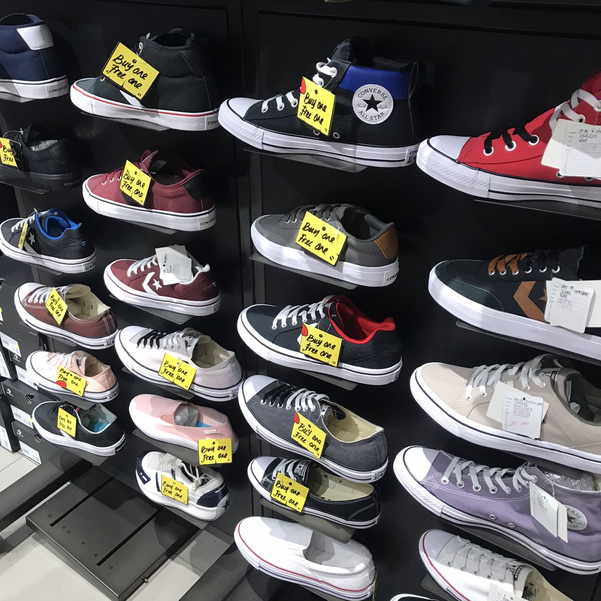 ZIDAN X Converse Ipoh Parade tengah sale beli satu percuma satu. Shopping ler kome tapi SOP jangan lupe. MohKeIpoh https t S1fhKijQYR X
