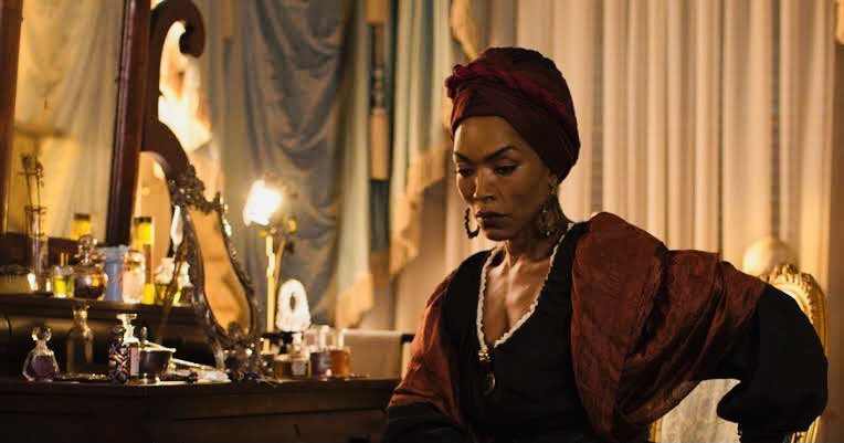 Angela Bassett Marie Laveau Throne