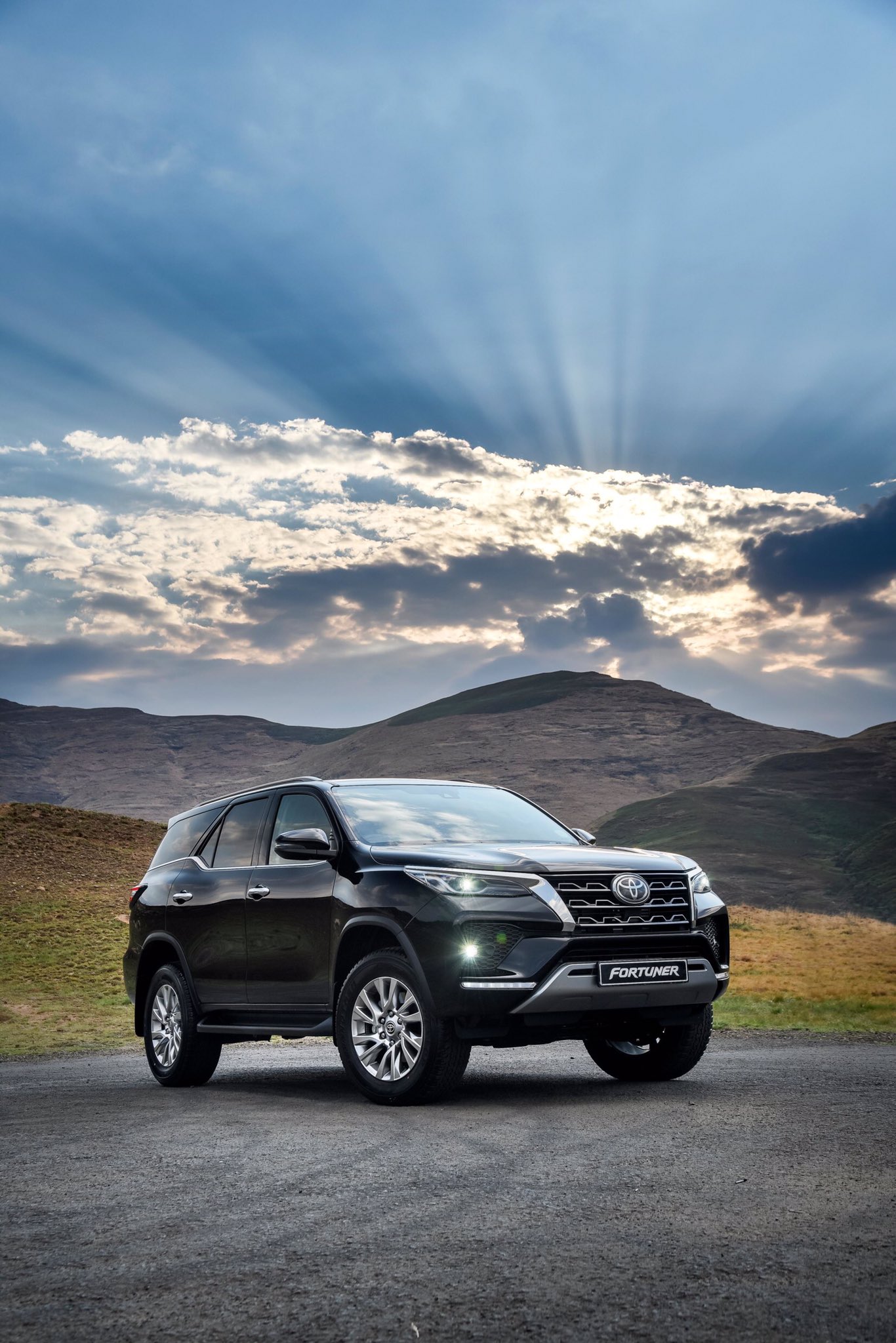 Fortuner Wallpaper