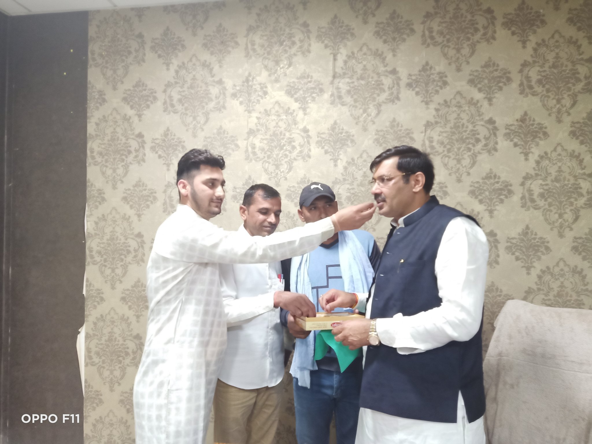 Devender Singh Babli on Twitter: "दीपोत्सव के पावन पर्व पर अपने टोहाना कार्यालय में साथियों से ...