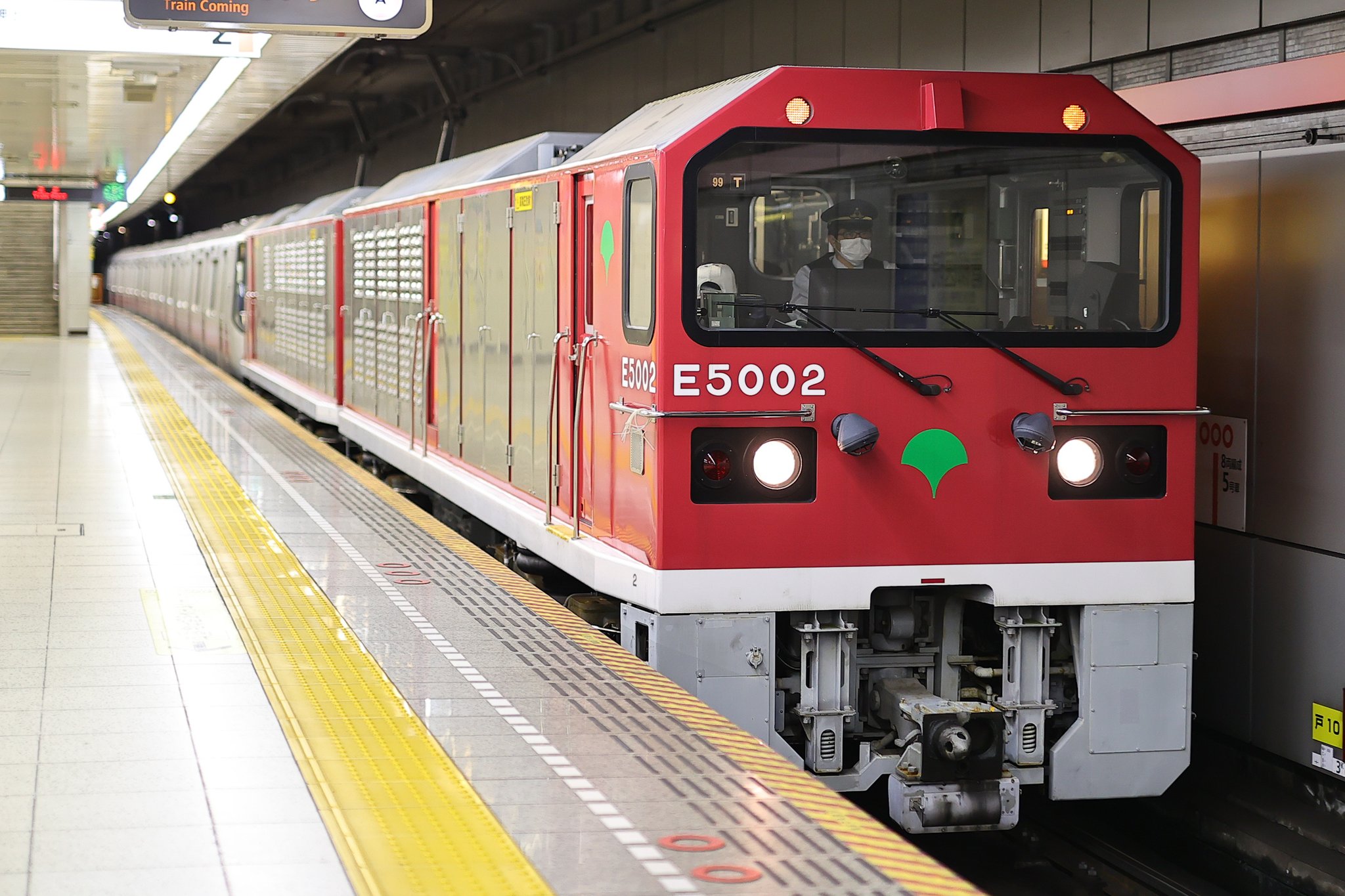 た ら ら ん🎵 on Twitter: "【2499T】 2020,11-19終車後 都営大江戸線12-281F出場回送 牽引はE5000形（E5002+E5001） 急行灯 、作業灯× ...