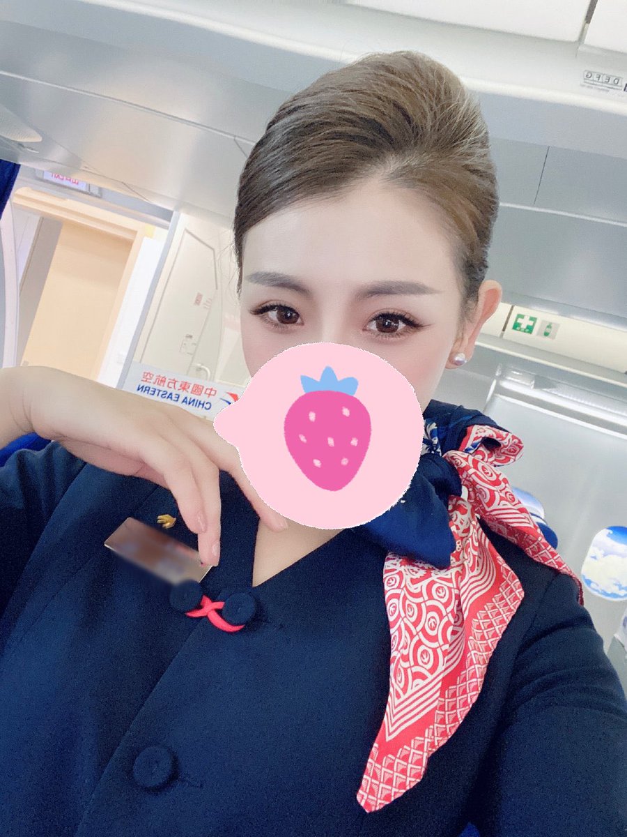 甜心少女只有甜没有心 ️(@cecilayoyo ):后台好多私信让我发颜图...其实公司有规定，社交平台不能发制服照。以后应该不会频繁发这种...
