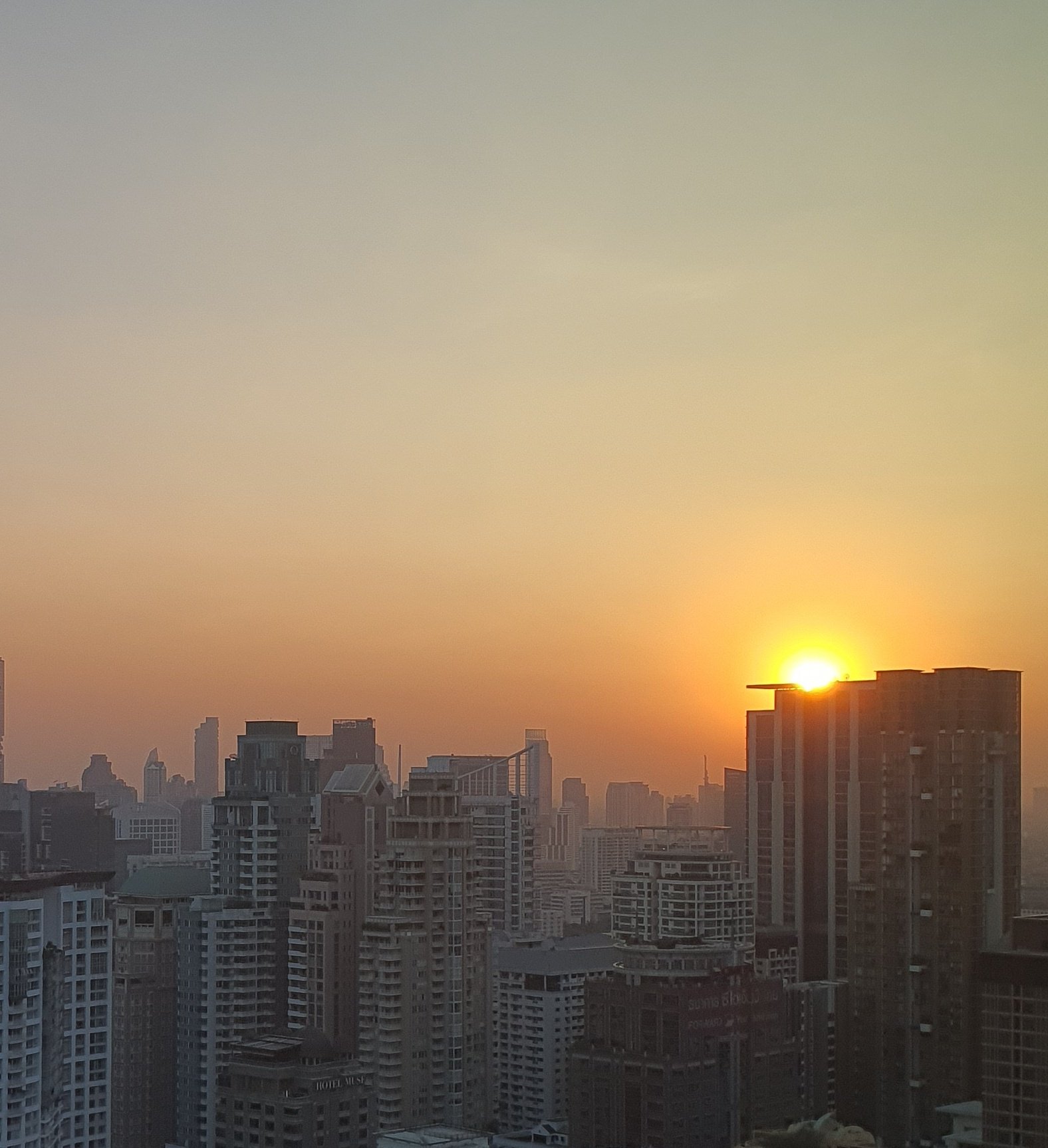 JS100 on Twitter: "RT @PaDuangDara: พระอาทิตย์ตกแล้ว ใกล้มืดเร็วมากค่ะ @js100radio #แยกราช ...