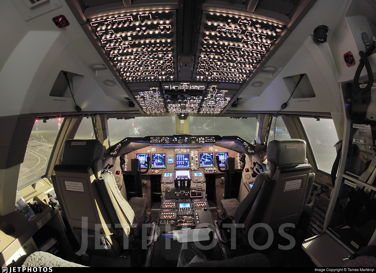 Boeing 747 8 Cockpit