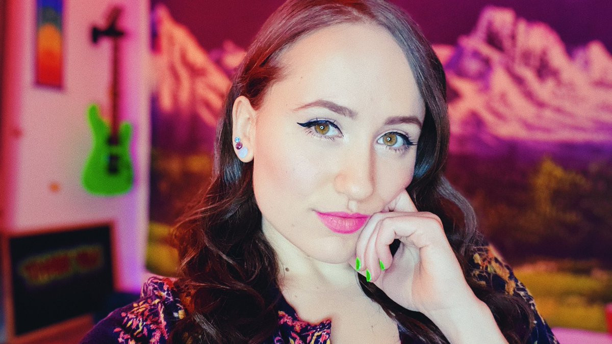 Lizzie Love's Instagram, Twitter & Facebook on IDCrawl