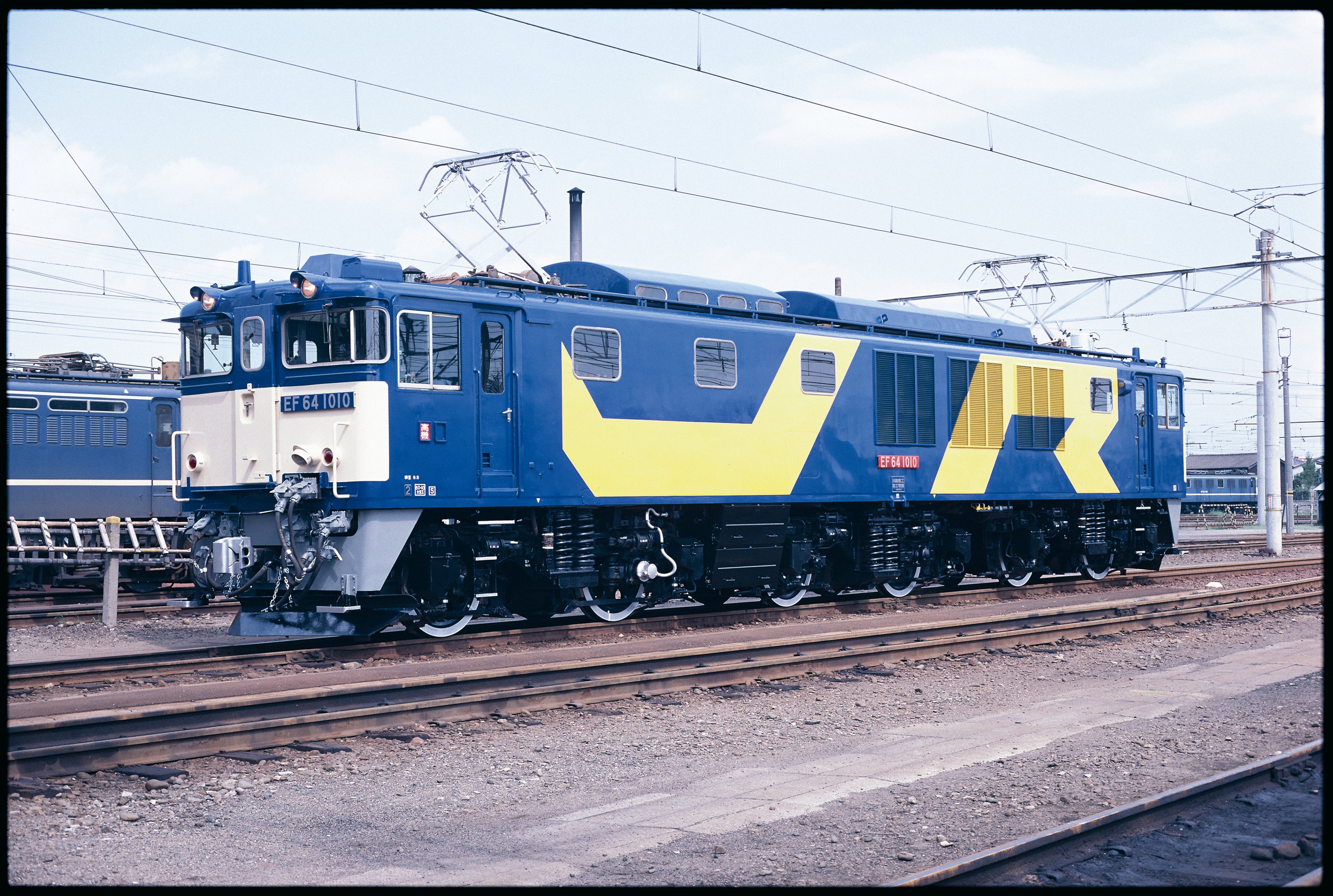 RM MODELS【公式】 on Twitter: "今日は編集部掘り出しカットをご紹介。 EF64 1010号機と1015号機です。 どちらの塗装も唯一無二の存在でした。 試験塗装機の ...