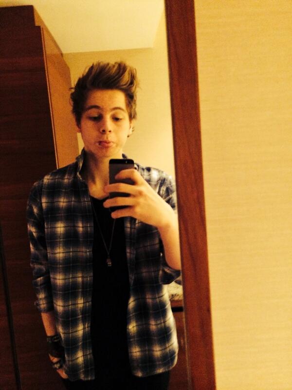 Luke Hemmings Mirror Selfie