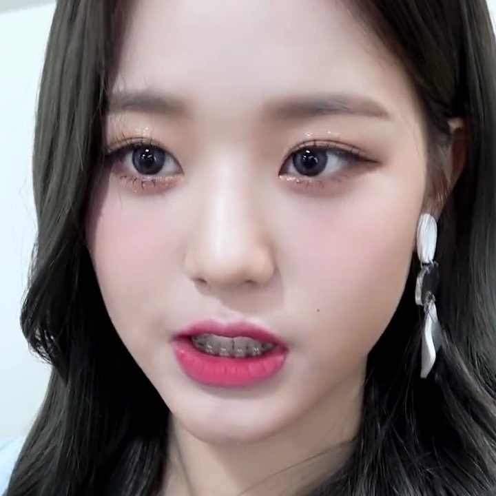 ON // GIRLGROUP AREA on Twitter: "Jang Wonyoung pas masih pakai kawat gigi gg!"