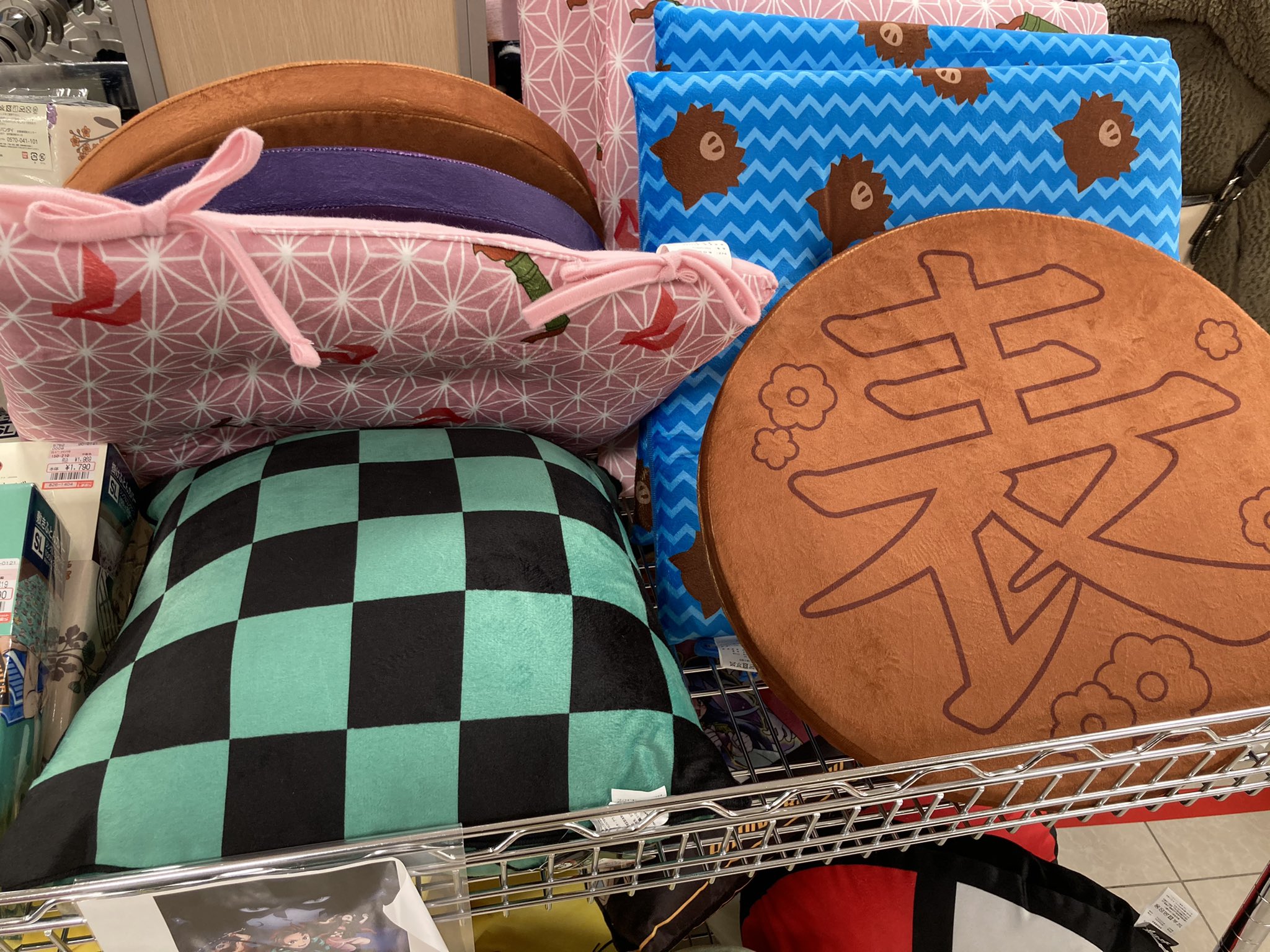 Hassy on Twitter: "近所のしまむらに来てるけど、もうなんかスゴいな。クッションまでもかよ。…