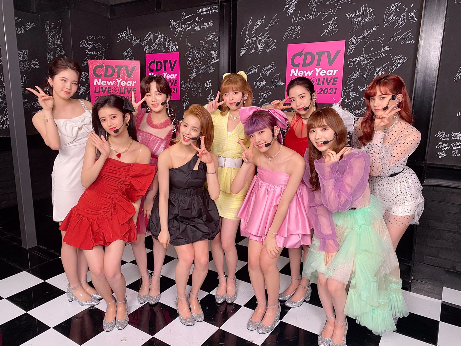 CDTV on Twitter: "あけおめ〜〜〜!! ＃CDTVライブライブ 年越しSP放送中🏋️‍♀️ 歌唱直前！激レアショットが届いたよ♪ このあとは… #NiziU 「Step and ...