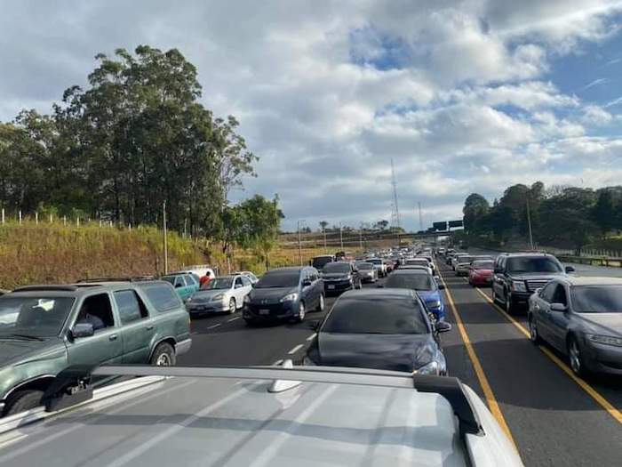 Largas Filas De Vehículos Se Han Reportado En La Autopista Palín