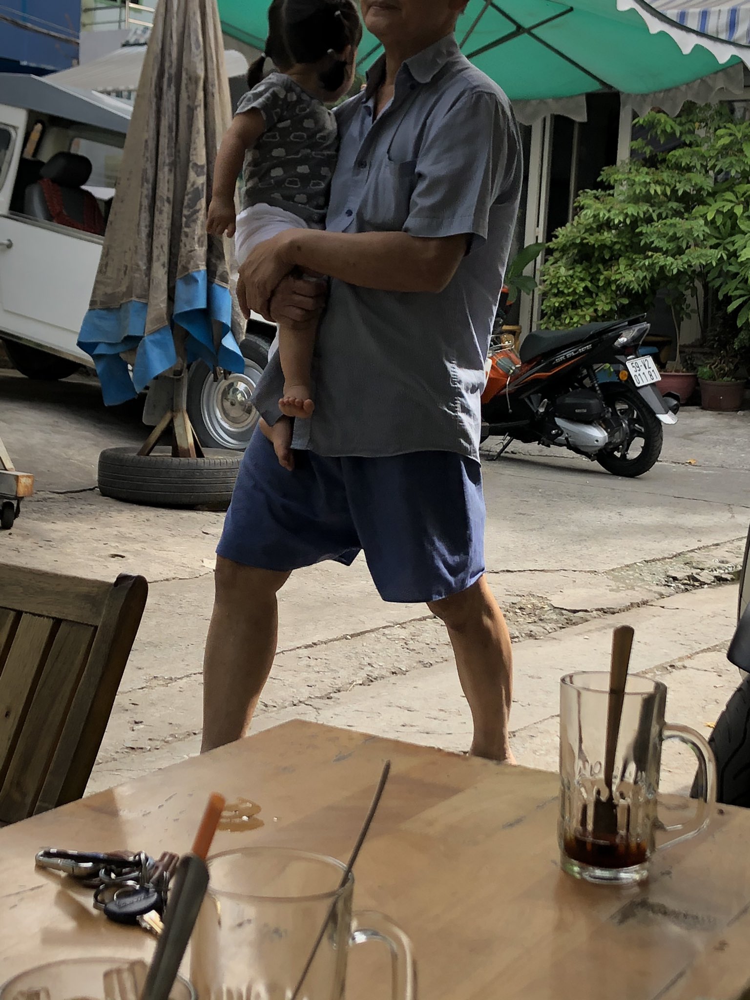 truong huy on Twitter: "Đầu năm gặp anh lão niên mặc quần đẹp ghê https://t.co/XEivkEH8GO" / Twitter