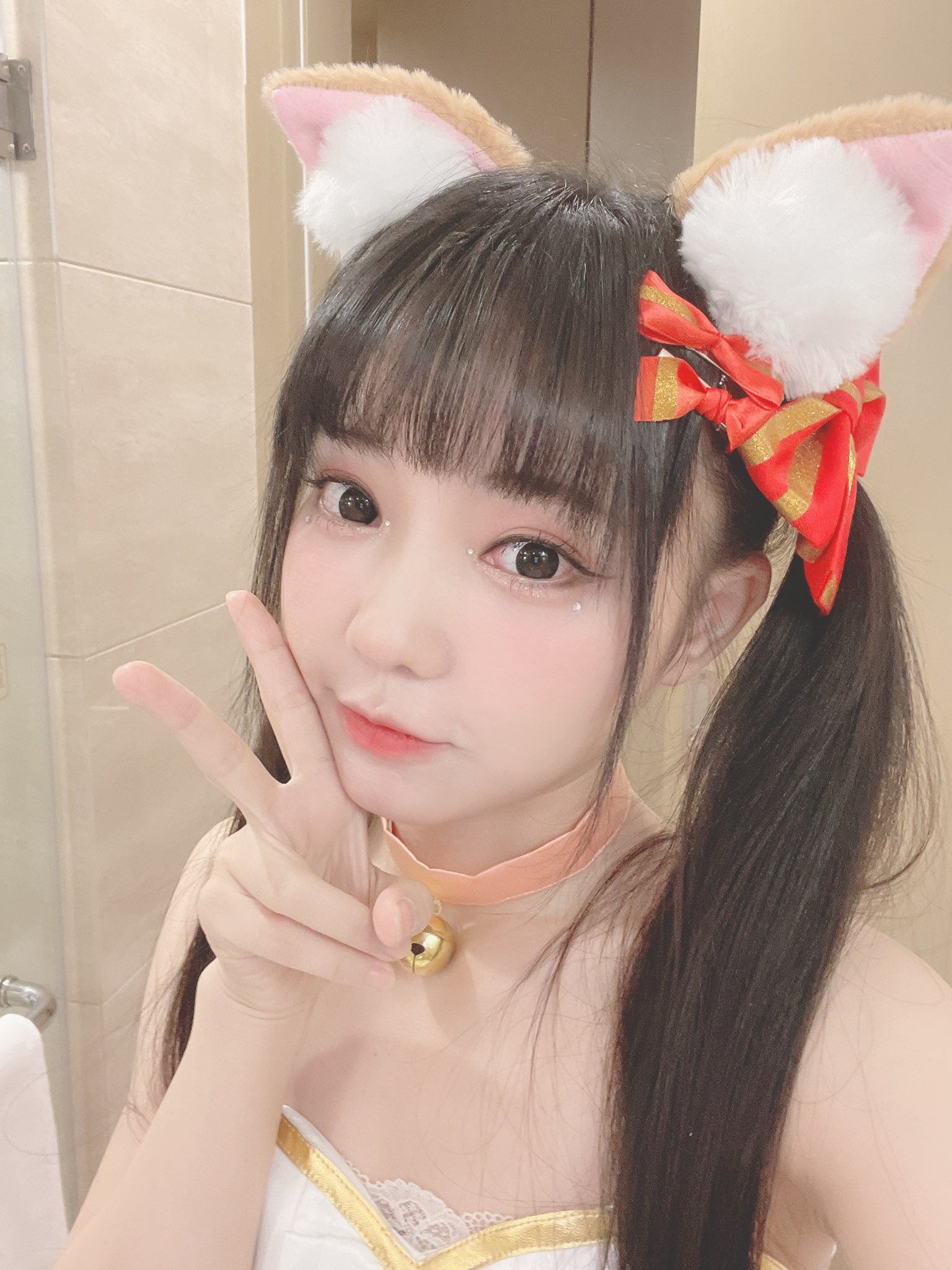 咬人猫Yaorenmao on Twitter: "新年的第一天，很开心能和小鱼干见面，新年快乐 On the first day of the new year, I'm very ...