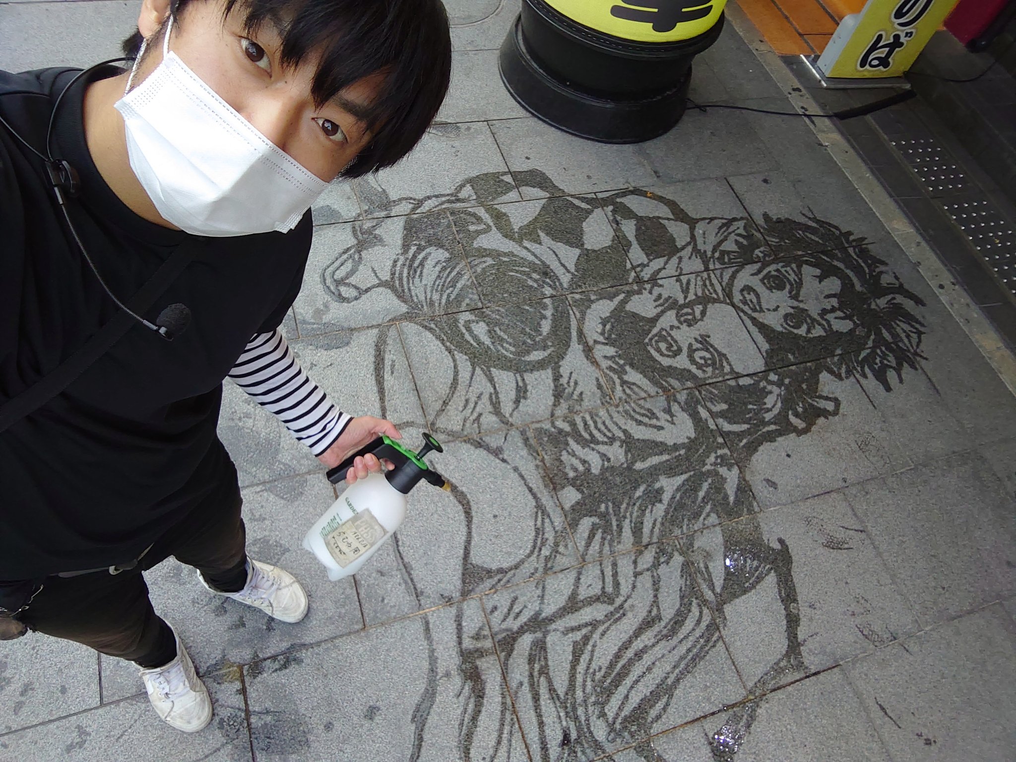 らむね 岡 お絵かき芸人 On Twitter お絵描き芸人・らむね岡です。 オリジナルイラストの販売や展示、顔が全員一緒になる世界一ハードルの低い似顔絵、地面に水で絵を描くミスト