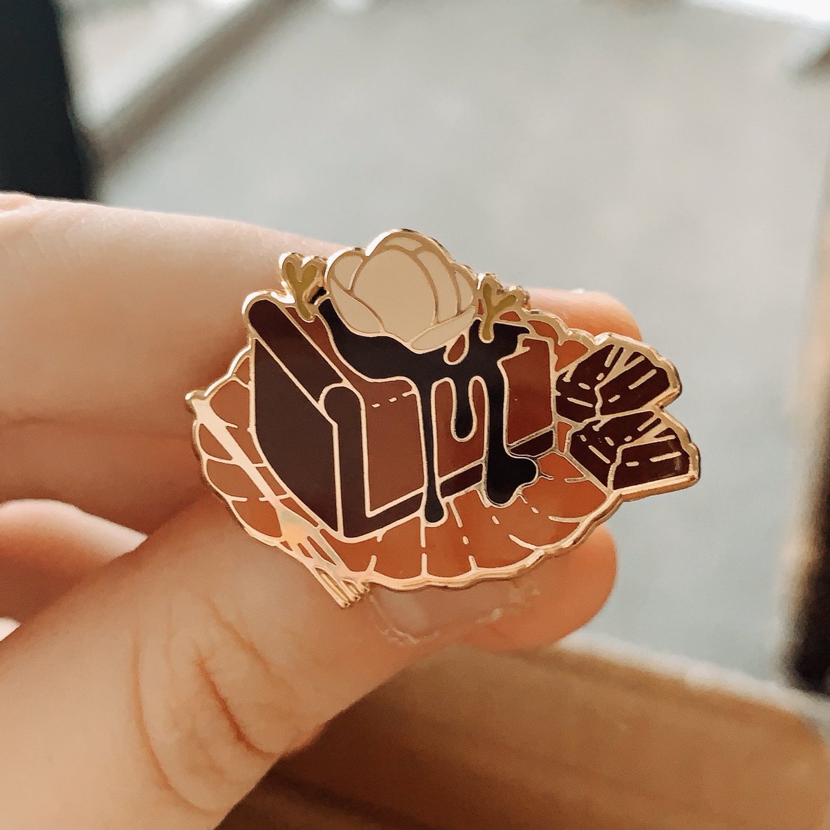 「My tiny cake pins for patreon arrived ! 」|🌿lana 🌿のイラスト