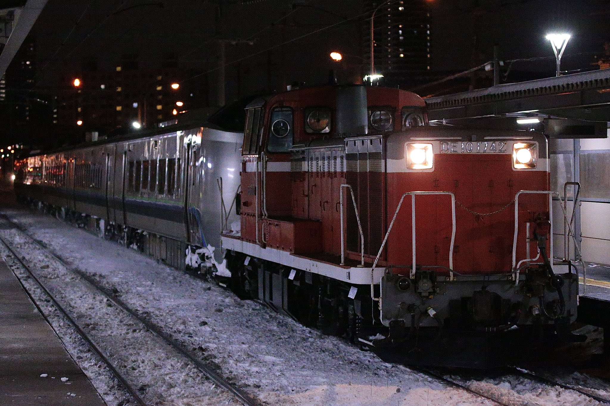 高野しずか on Twitter: "2021/01/11 DE10 1742＋789系 HL-1004編成 789系救援列車 https://t.co/bMFEWisan0" / Twitter