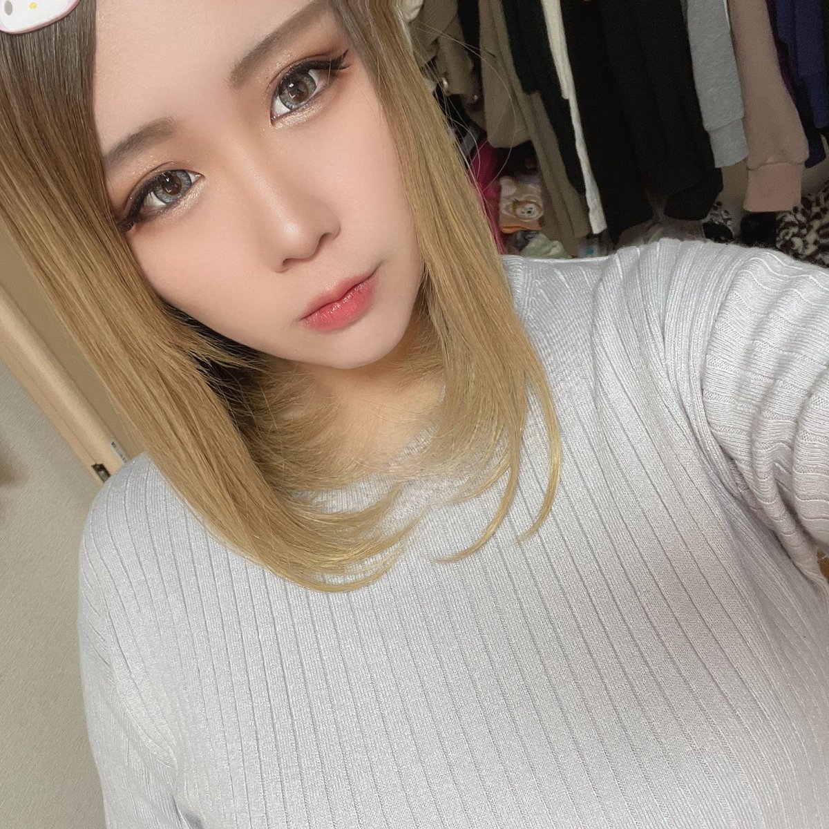 重てぇ もーほぼ2キロあるらしい🤣 はずなのに顔が優しくなったって リア友に言われたんだが 今までと変わらんメイクしてるのに不思議なもんだ🤔🤔 ...