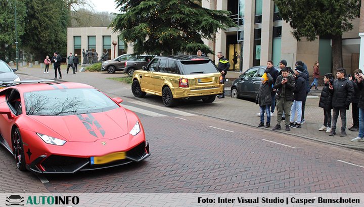 Politie voorkomt carspot-moment van influencers met dure auto's in ...