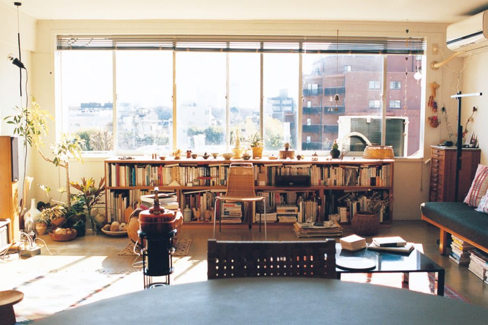 GINZA on Twitter: "増崎真帆さんの小さなものへの愛にあふれたパーソナル空間「この窓と眺めのおかげでいつも気持ちいい。部屋の幅めいっぱいに窓をとってあるという作りなどは、古い ...