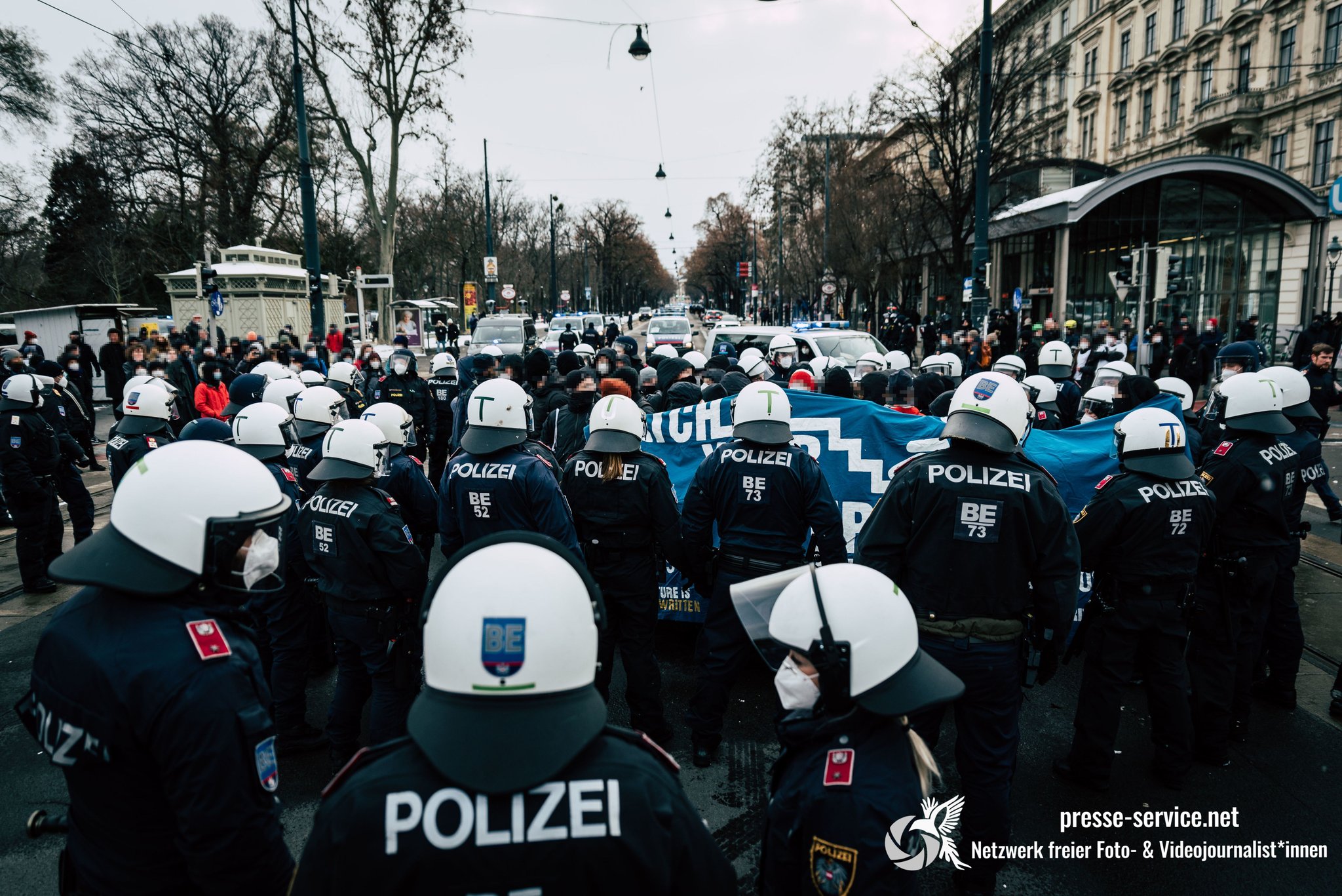 Presseservice Wien on Twitter: "Aktivist:innen sammelten sich nach der Demonstration auf der ...