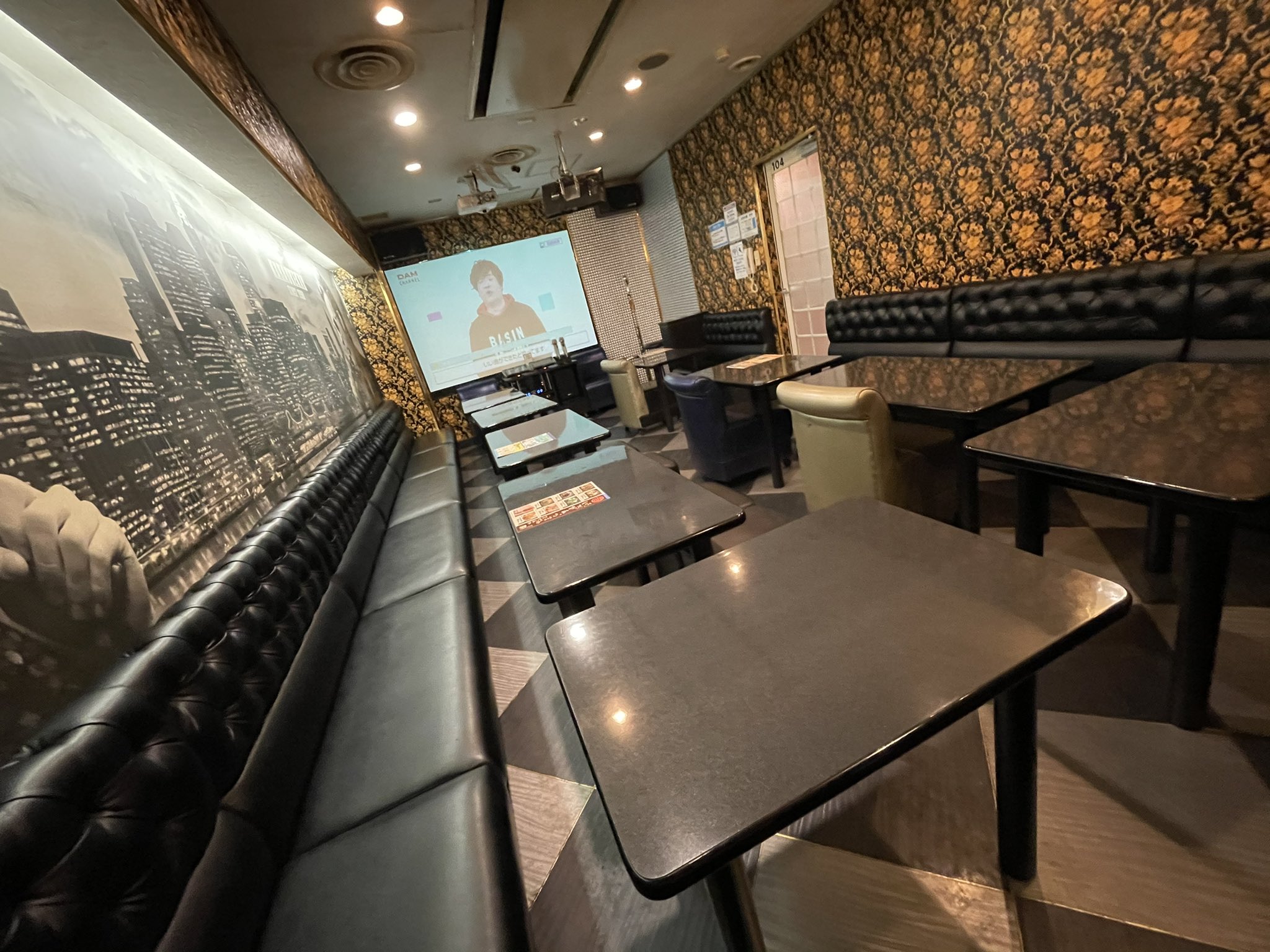 こんちゃん on Twitter: "1人でカラオケきたらめちゃくちゃ広い部屋通されたwwwwwwww https://t.co/l0TZ9duWSn" / Twitter