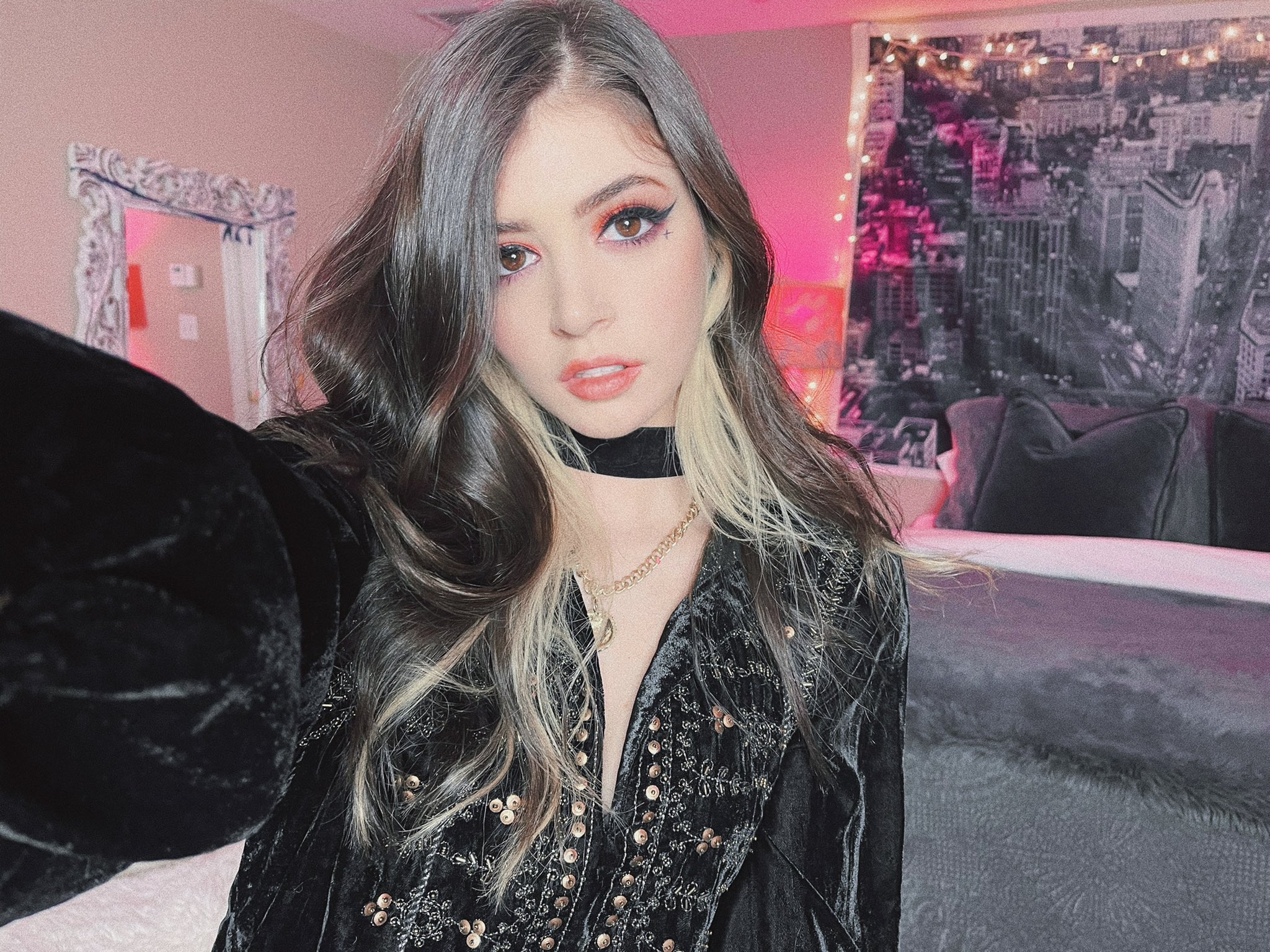 Chrissy Costanza Twitter Background