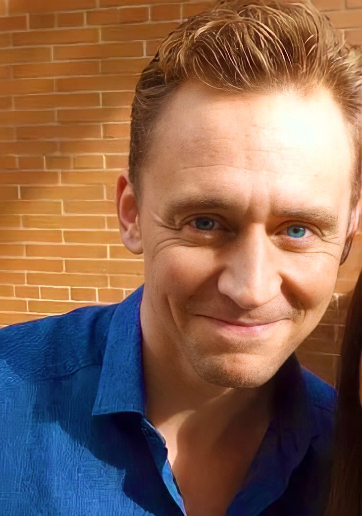 Tom Hiddleston Smirking