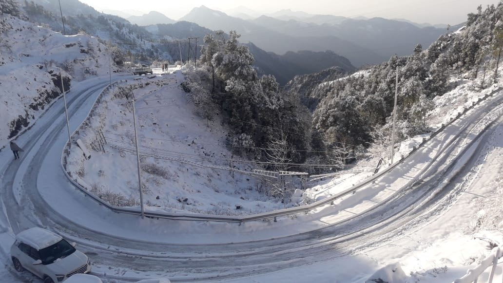 RT @ANI: Uttarakhand: Mussoorie in Dehradun district gets covered in a ...