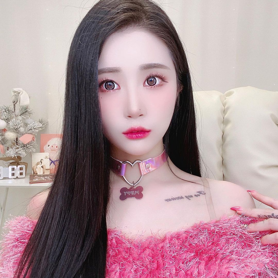 210208 | INSTAGRAM update @bomistry « Bling bling Pink Makeup 🌷💕 » # ...