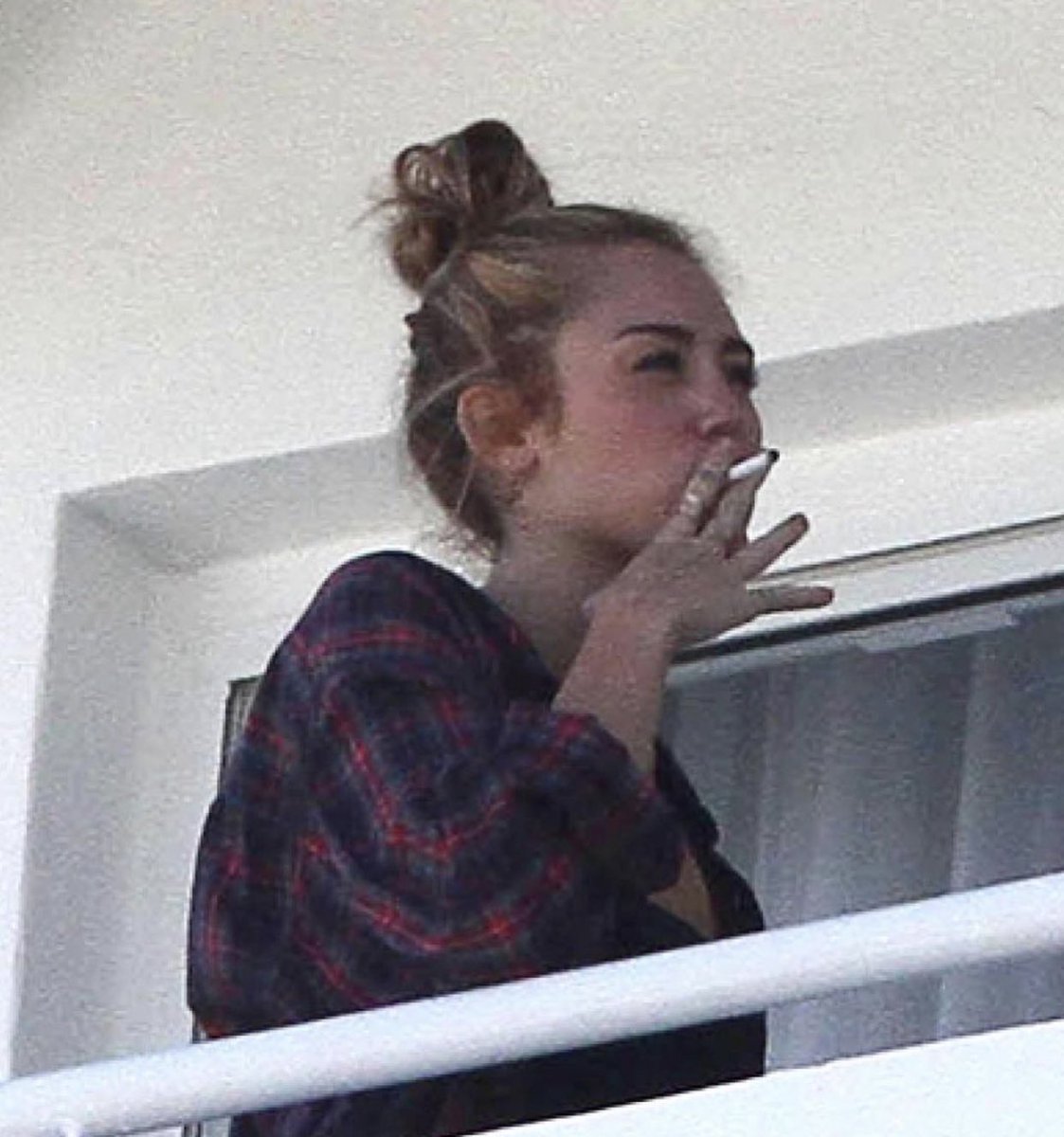 Miley Cyrus Smoking Cigarettes 2022