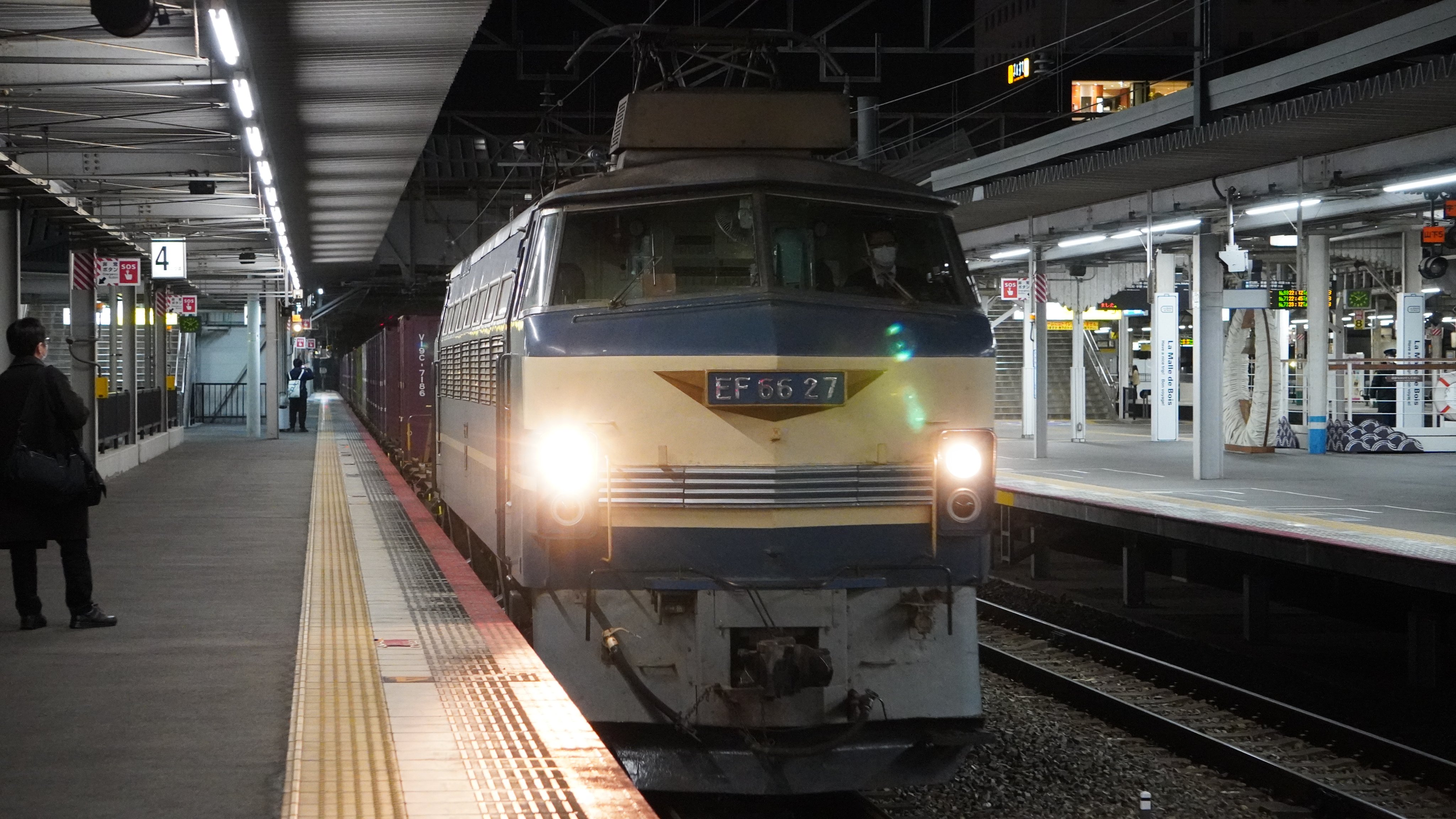 ギモッティ on Twitter: "JR西日本 南草津駅。 8864レ。 EF210-115+EF66-27+チキ。 https://t.co/VpiNR2rpGS" / Twitter