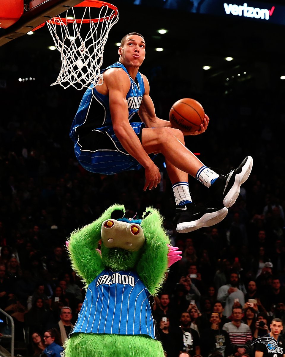 How does this basketball player levitate so effortlessly ! : r ...