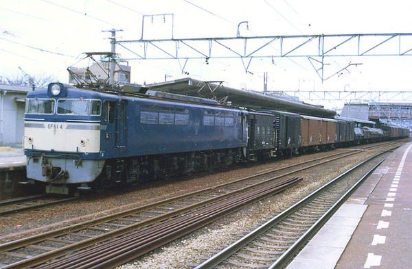 おざよう on Twitter: "晩年は荷物列車ばかりだったような⁈ かなり昔、山陽本線のどこかの駅で貨物を牽引する姿を偶然撮れました 4号機が原形ライトの頃なので、1980年代前半かなぁ ...