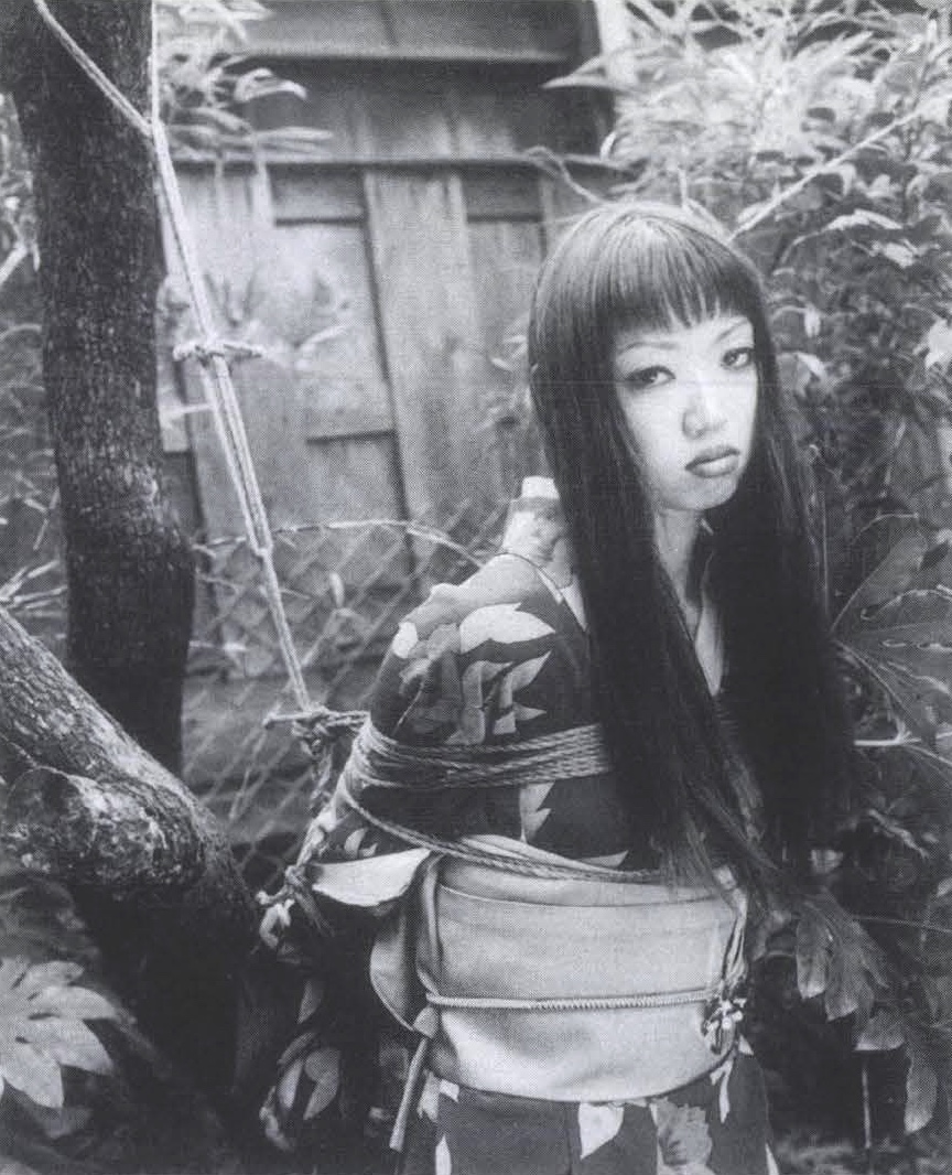 Salon de SM on Twitter: "『アラーキーの緊縛艶女 8』S&Mスナイパー2003年3月号。写真：荒木経惟、モデル：れいな #荒木経惟 https://t.co ...